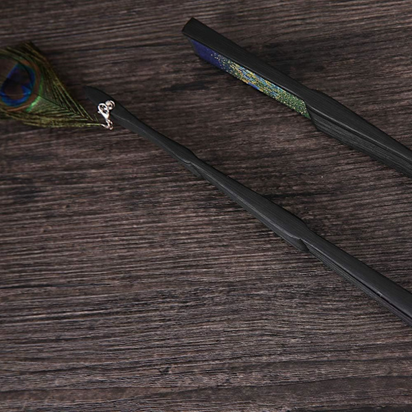 Svart påfågels silkesbambu hopfällbar fläkt, inklusive en silkespåse ...